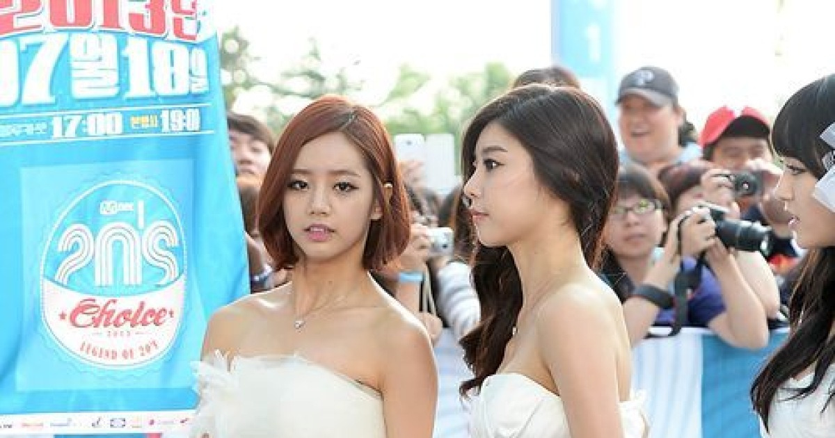 [사진] 20's Choice 혜리-소진,'사뿐사뿐 블루 카펫'