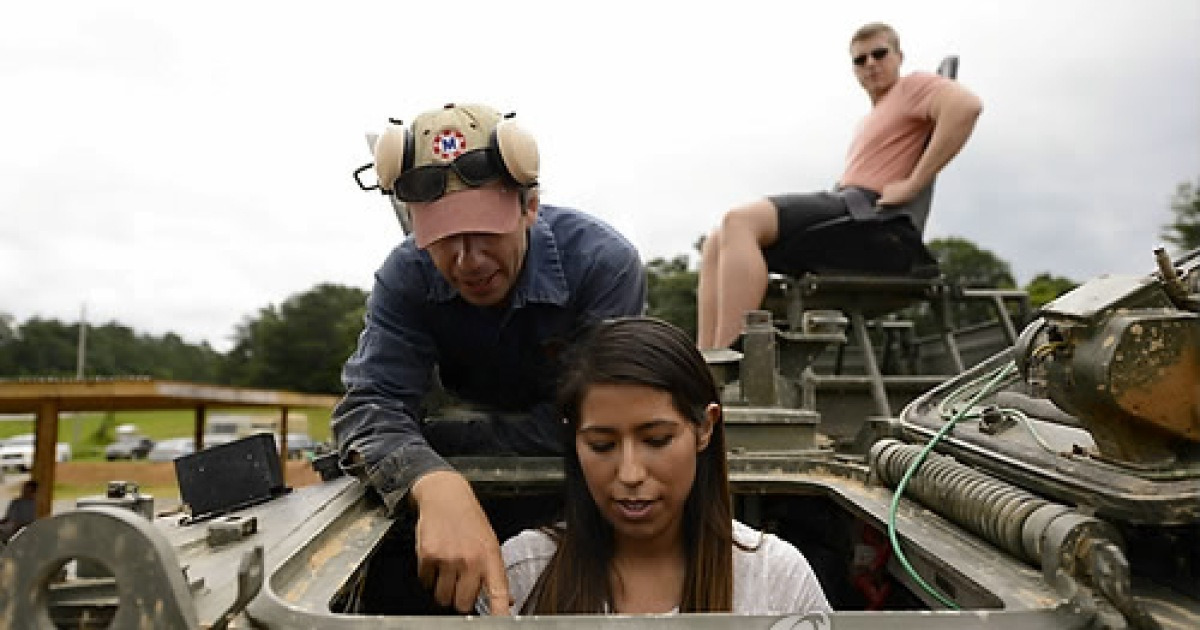 USA FEATURE PACKAGE TANK DRIVING SCHOOL