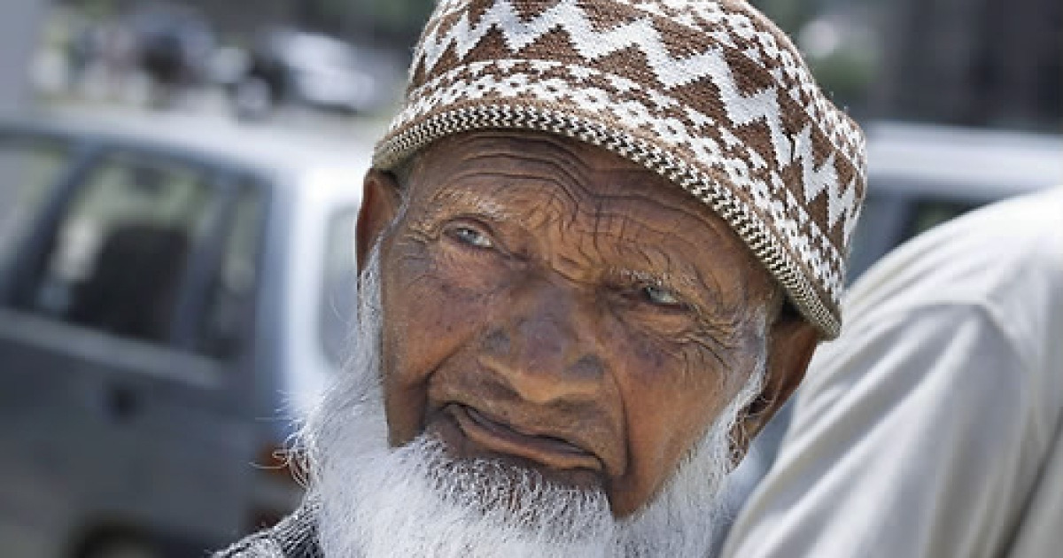 INDIA KASHMIR 141 YEAR OLD MAN