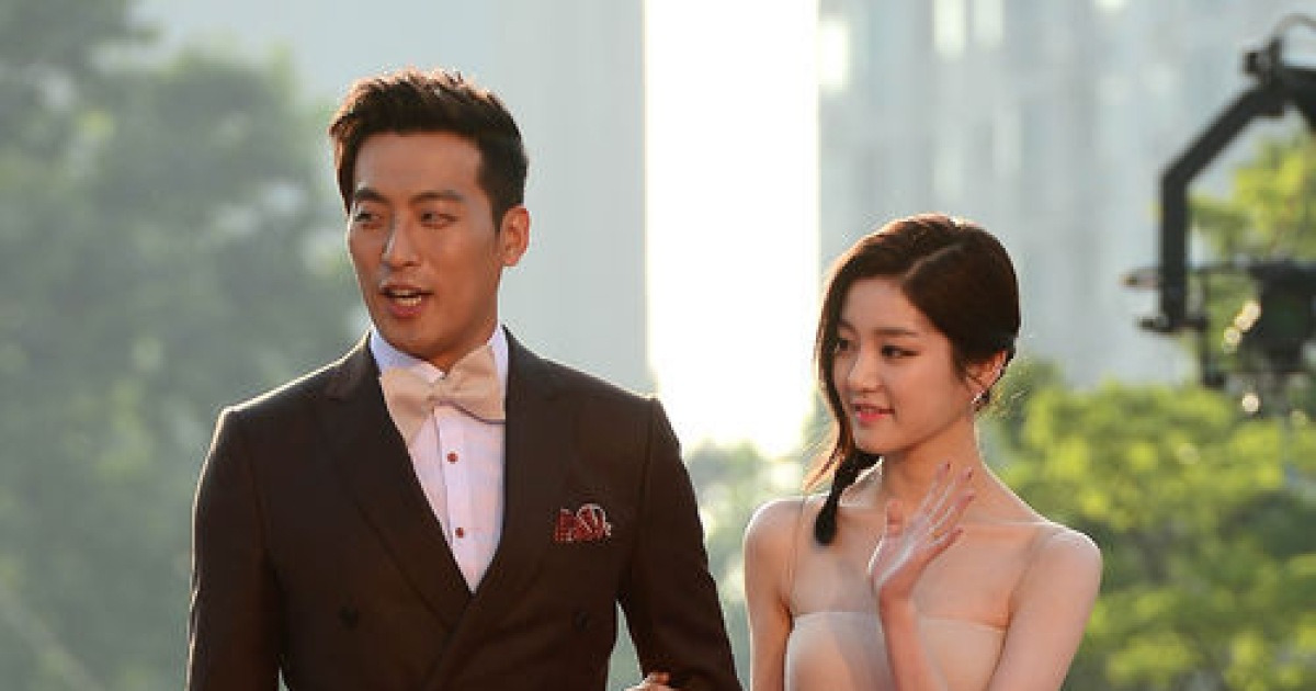 [사진]이유비,'상큼한 손인사'