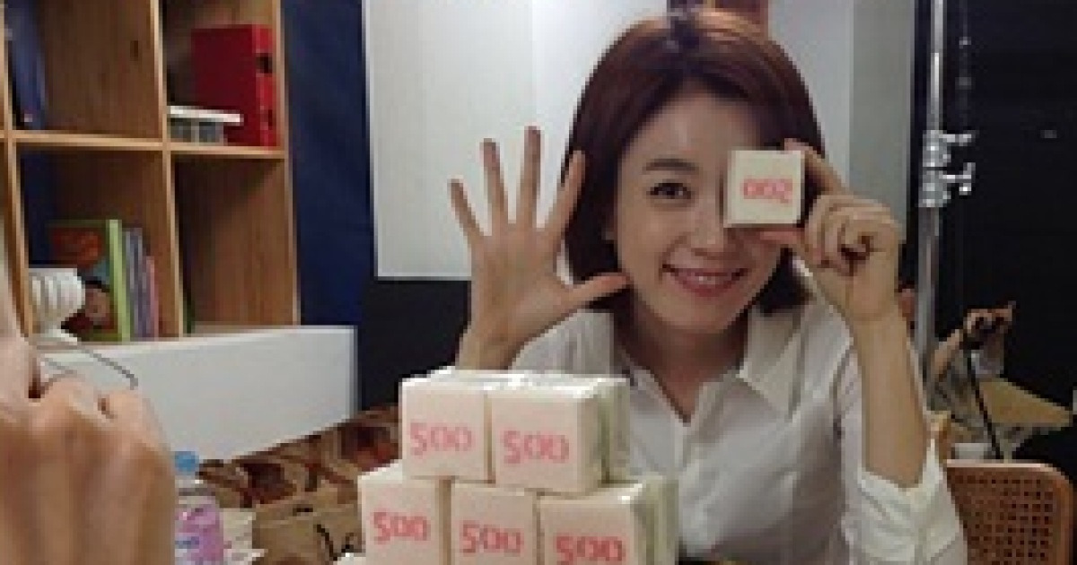 한효주 떡케이크 자랑, "'감시자들' 500만 돌파 기념"