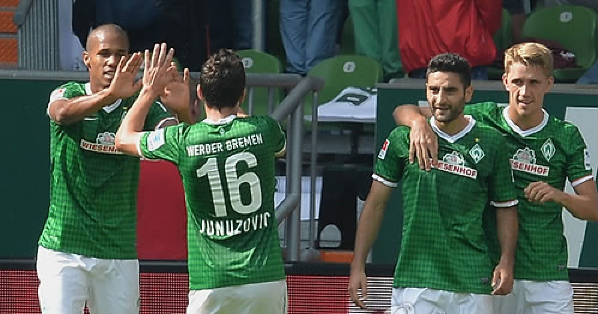 Wolfsburg's Ivica Olic (R) vies for the ball with Schalke's Bene