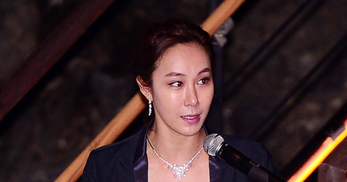 [MBN포토] 이화선, '동굴 패션쇼 MC 맡았어요'