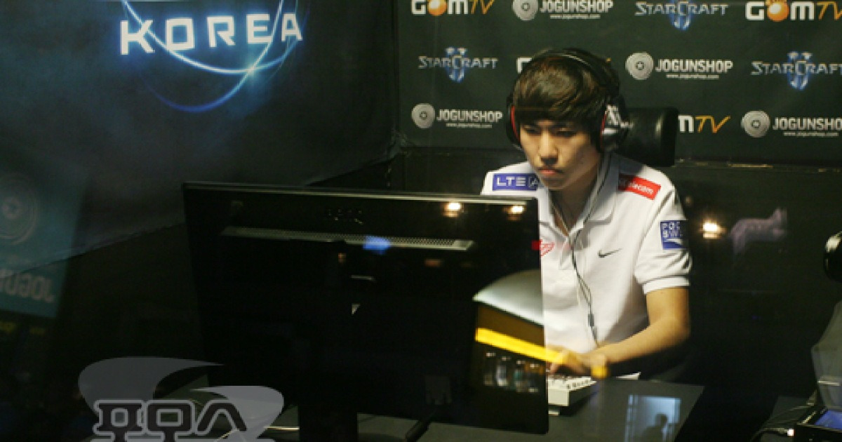 [WCS GSL]약속 지킨 어윤수, 철벽 뚫고 1843일만에 결승행(2-3세트)