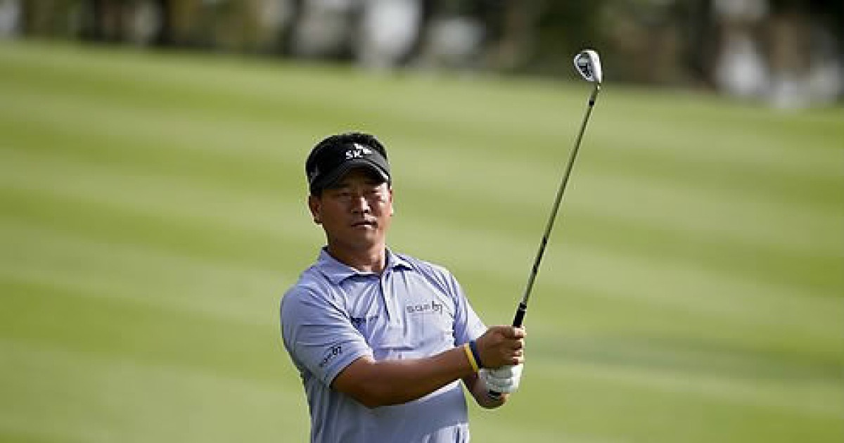 세컨 아이언샷 날리는 최경주