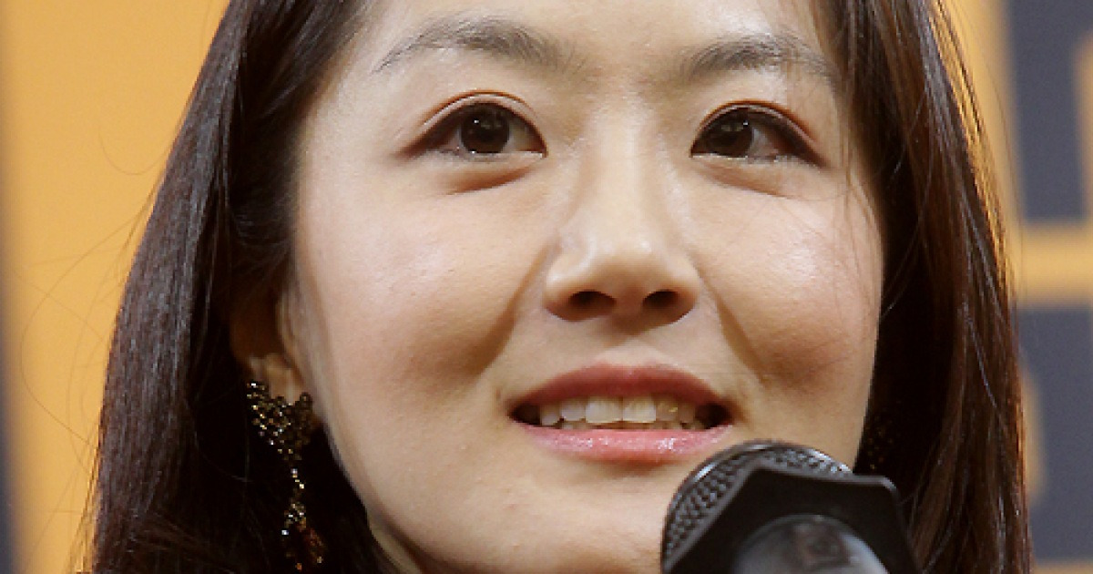 [포토엔]故박철수 감독 공로패 받은 박가영 촉촉한 눈가