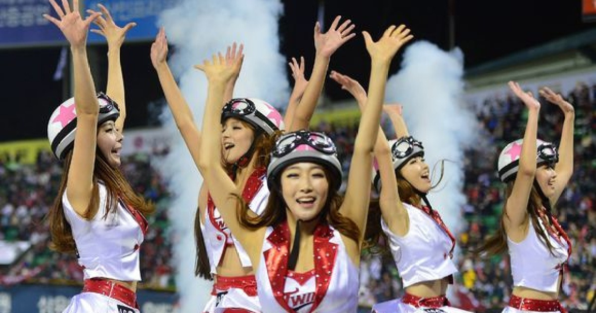 [사진]LG 치어리더, 'PO 맞이 총출동~'