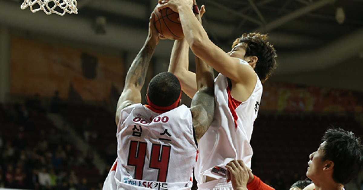 '리바운드 압도' SK, KGC 15점차로 제압..단독 1위 등극