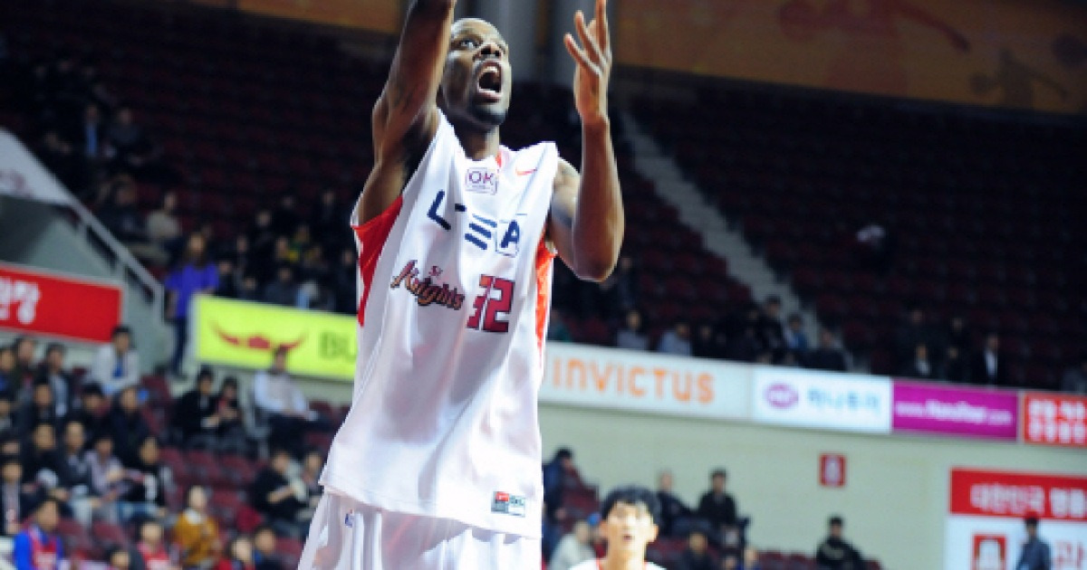 '헤인즈 20점 맹활약' SK, KGC 추격 뿌리치고 진땀승