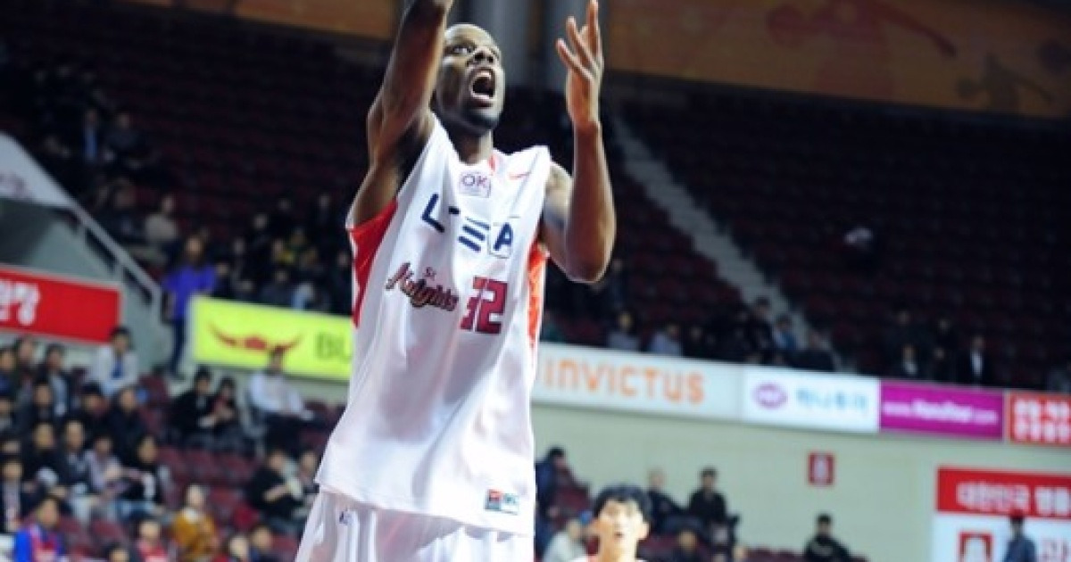 '헤인즈 20점' SK, KGC 인삼공사 꺾고 단독 선두 고수