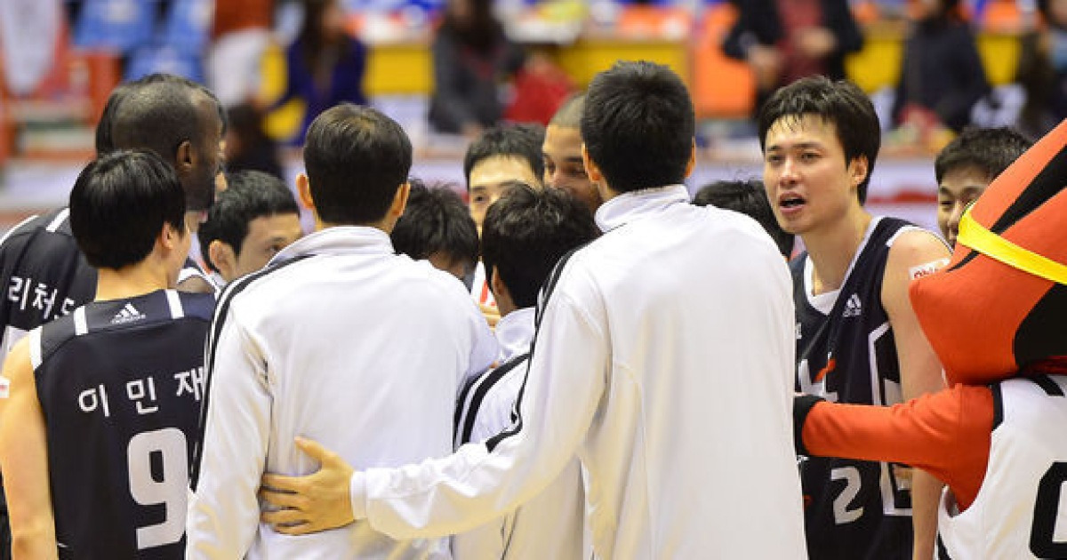 [사진]KCC를 상대로 역전승한 KT, 3위로 점프'