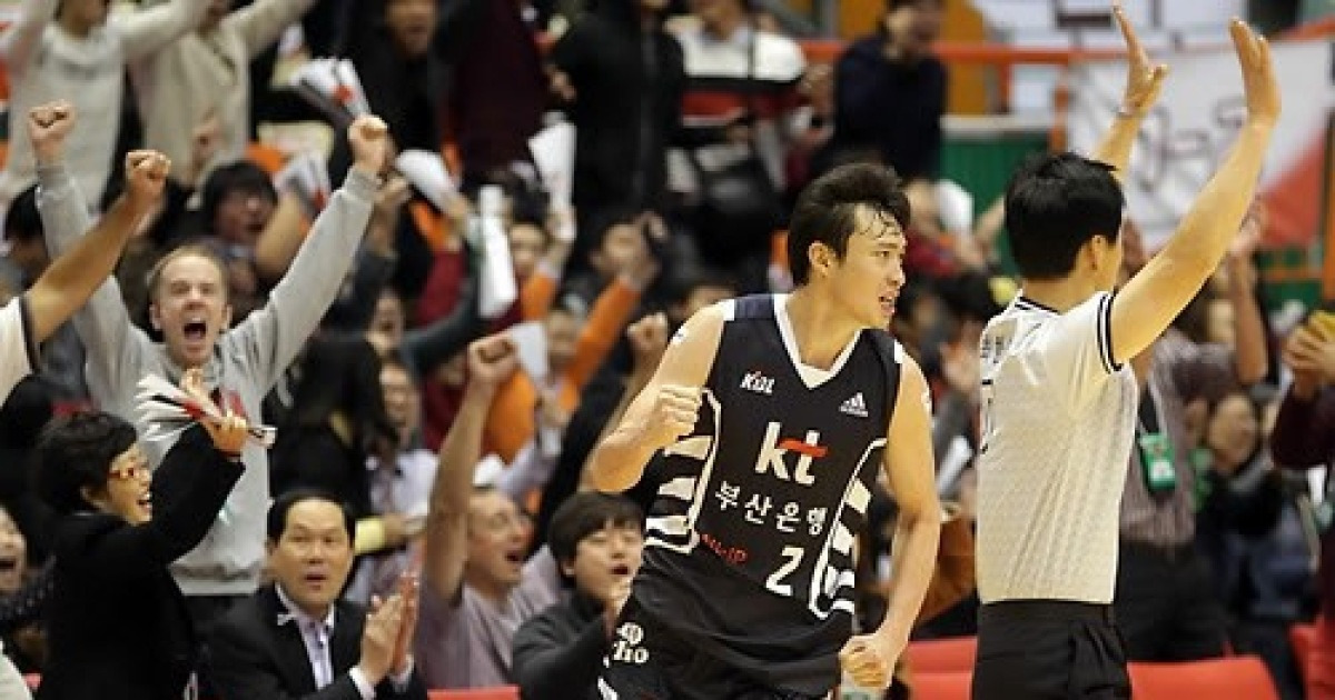 KT, KCC에 짜릿한 역전승..3위 도약