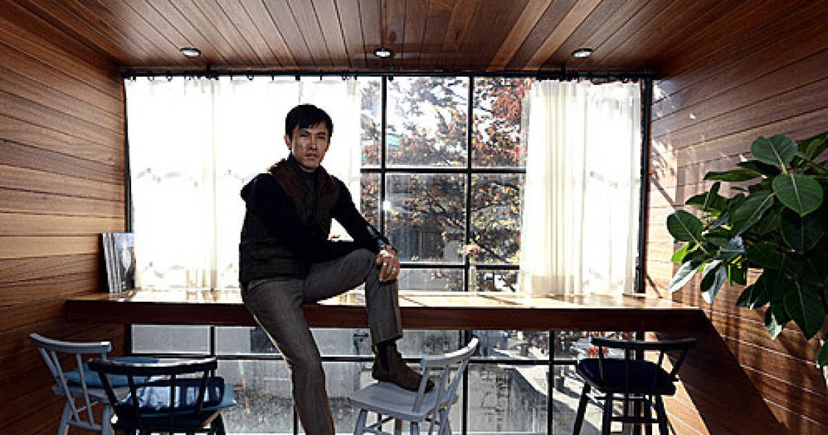 인터뷰하는 배우 유오성