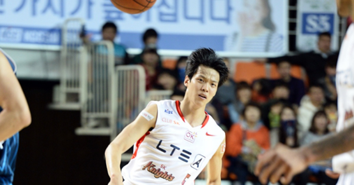 [KBL] 김선형, 심스 볼을 받아~