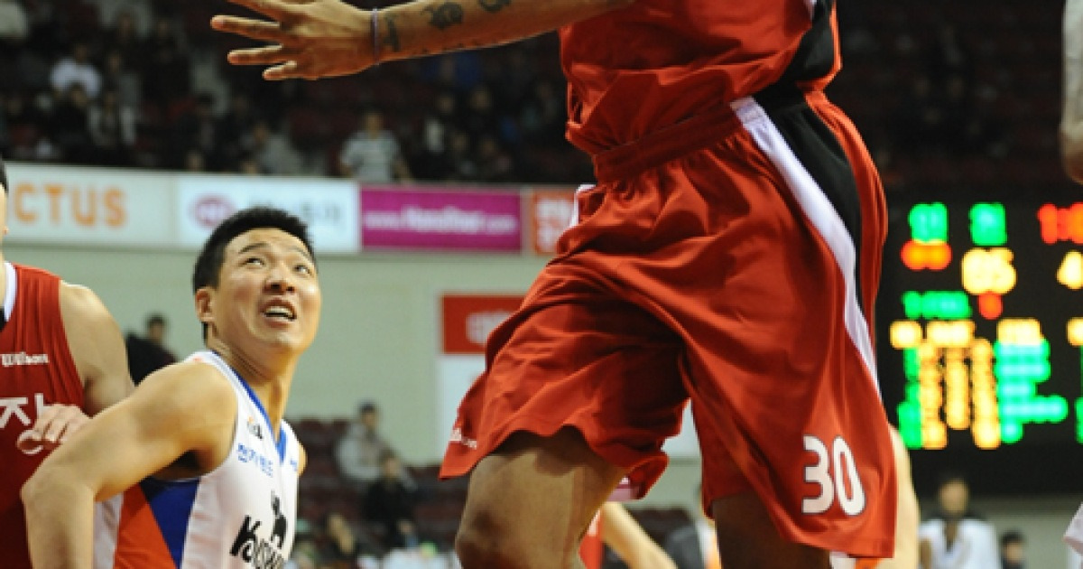 KGC인삼공사, 극적 뒤집기쇼..전자랜드 제압