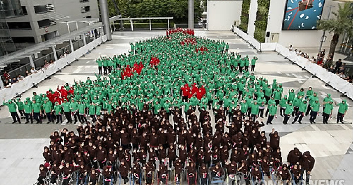 THAILAND LARGEST HUMAN CHRISTMAS TREE