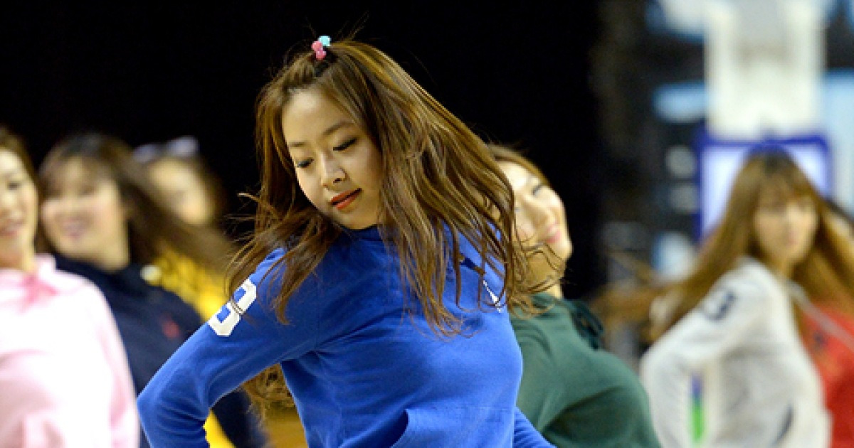 [WKBL] 치어리더, '가슴을 쭉 펴고 당당하게'