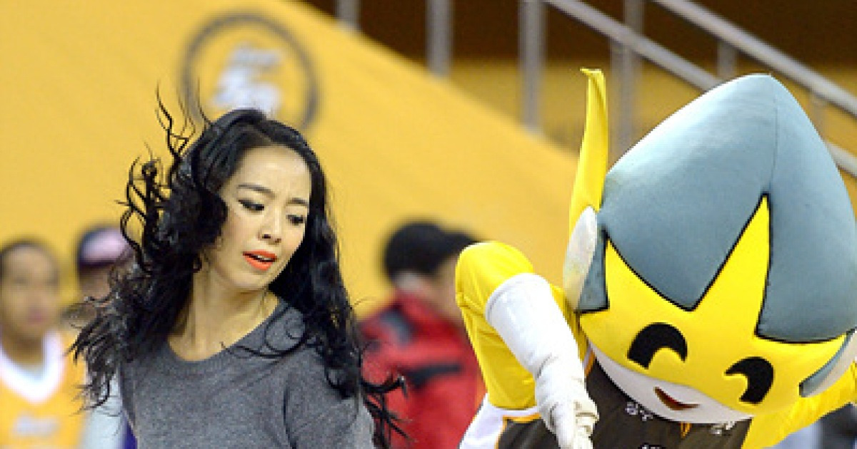 [WKBL] 치어리더, '스타비 내 각선미 어때?'