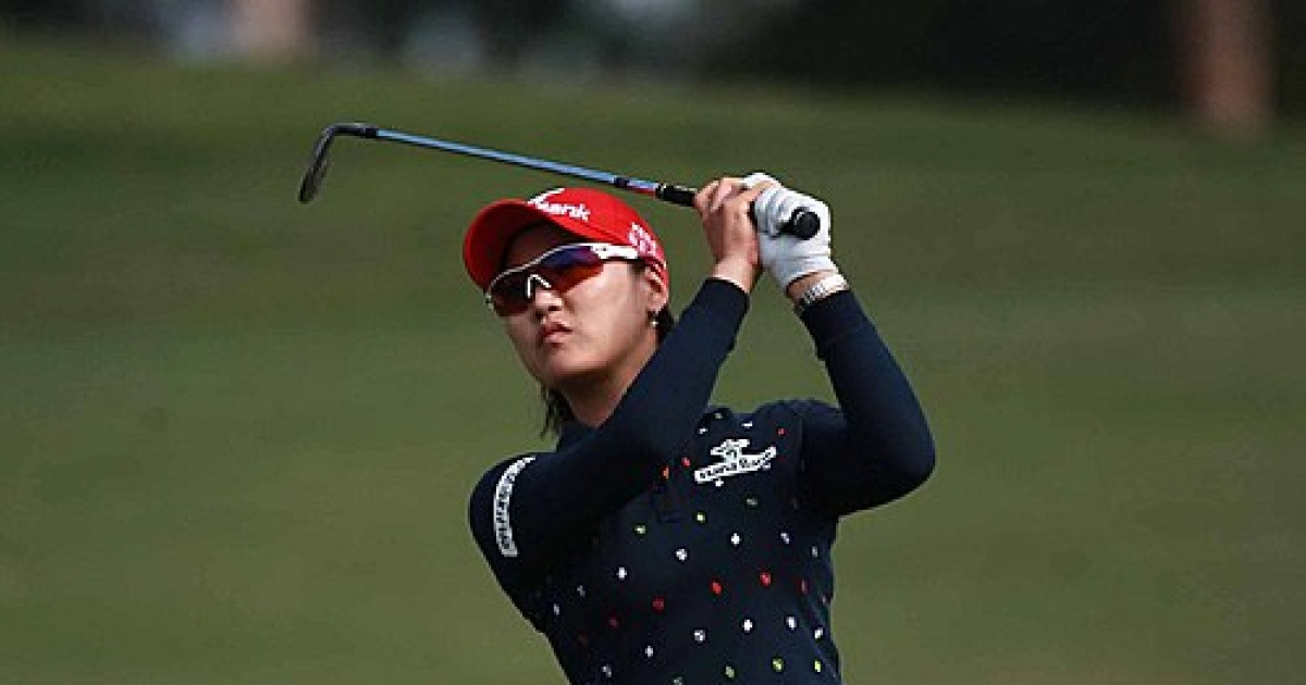 [KLPGA]유소연, 스윙잉스커츠 2R 단독 선두 점프