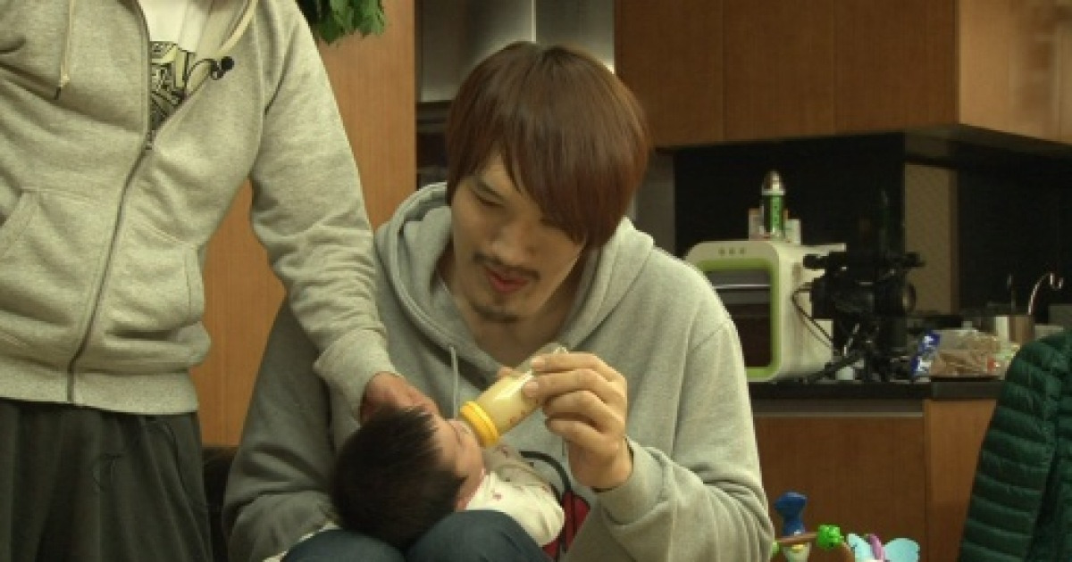 '슈퍼맨이 돌아왔다' 217cm 최홍만 VS 9개월 쌍둥이 '비주얼 대박'