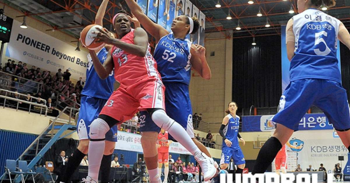 [WKBL] 나키아, '공을 어디로 빼내지'