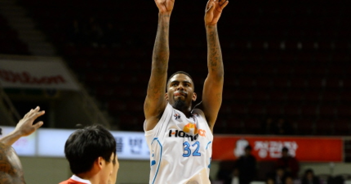 '윌커슨 더블더블' KCC, KGC 7연패 몰아넣고 5연패 탈출