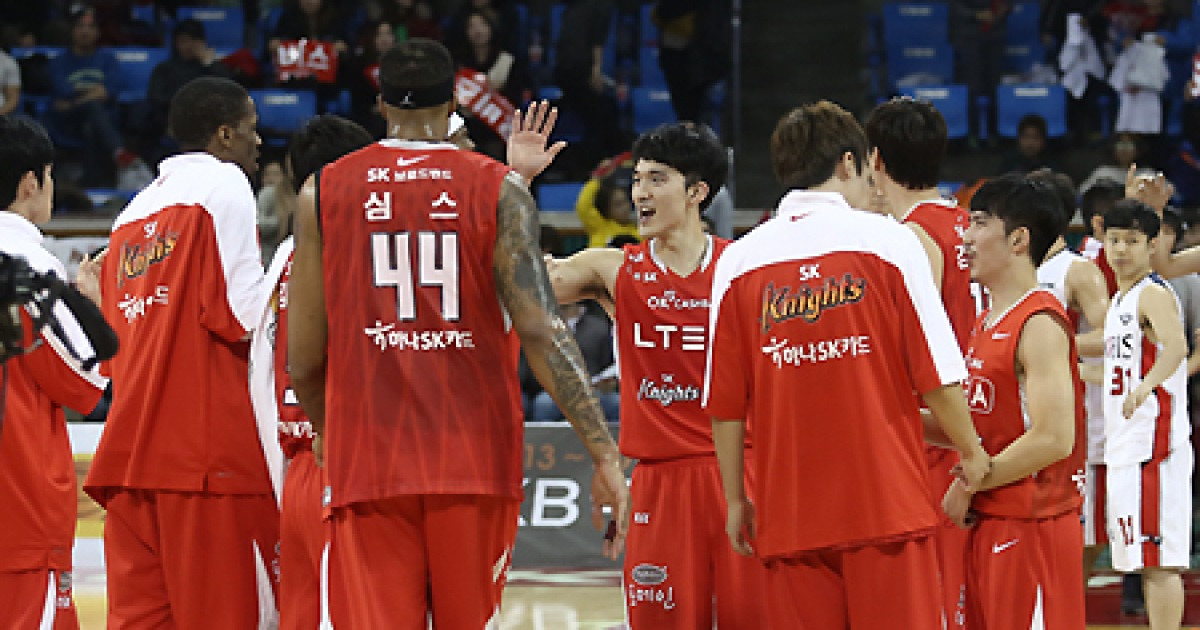 '4Q 대폭발' SK, 모비스 꺾고 다시 공동 선두