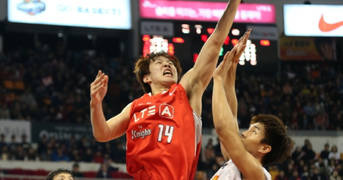 '최부경 더블 더블' SK, KCC 누르고 단독선두 등극