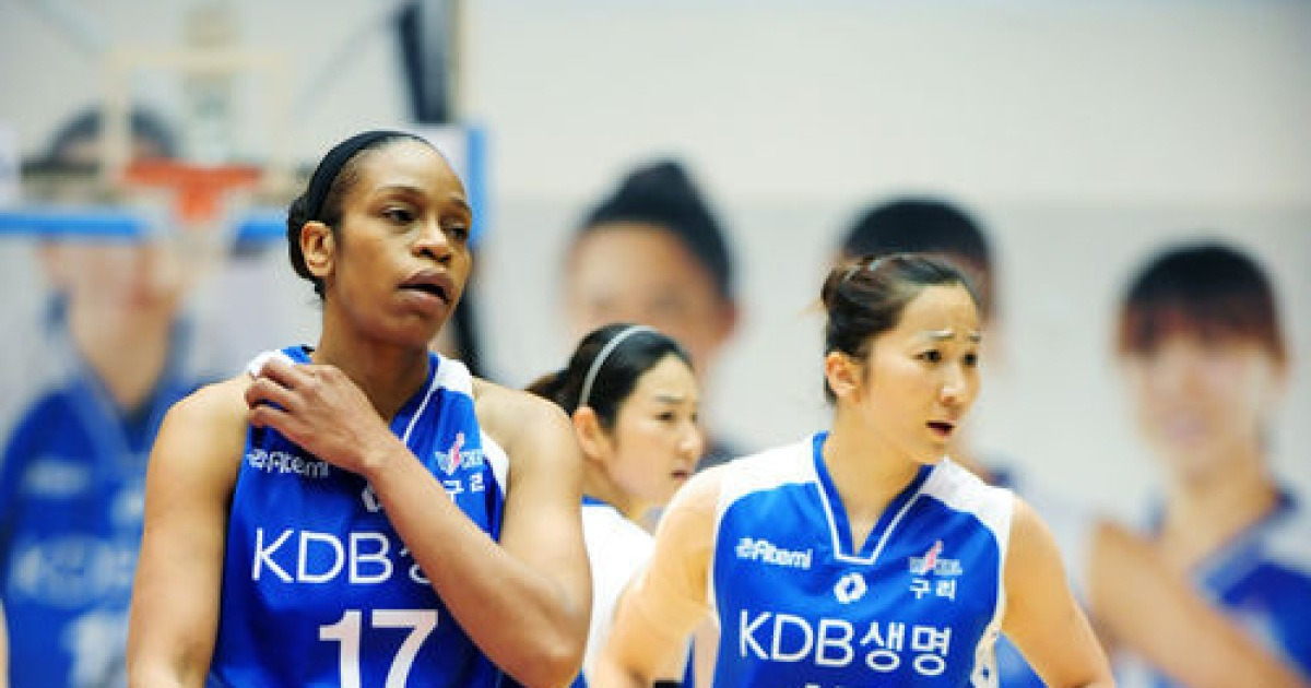 '티나 27점' KDB생명, 삼성생명 꺾고 공동 3위