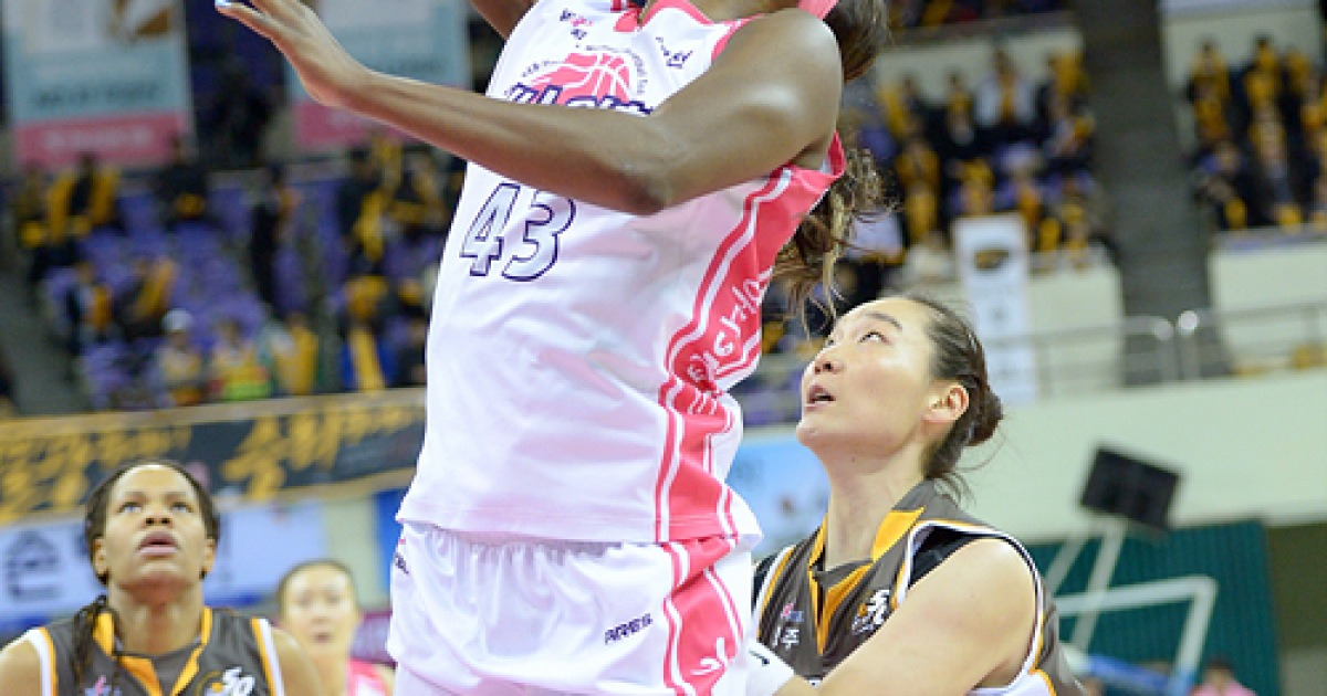 [WKBL] 나키아, '몸을 있는 힘껏 젖히고 슛'