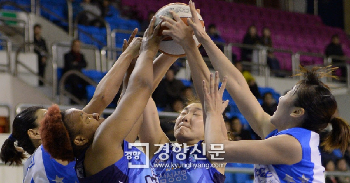 경향포토 볼을 감싼 손 누가 잡을까
