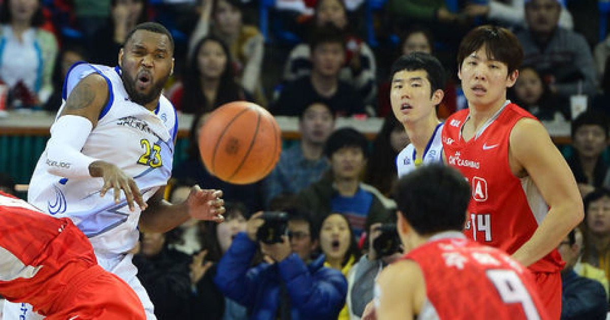 [사진]주희정,'존스의 패스를 스틸 1400스틸 성공 KBL 1호'