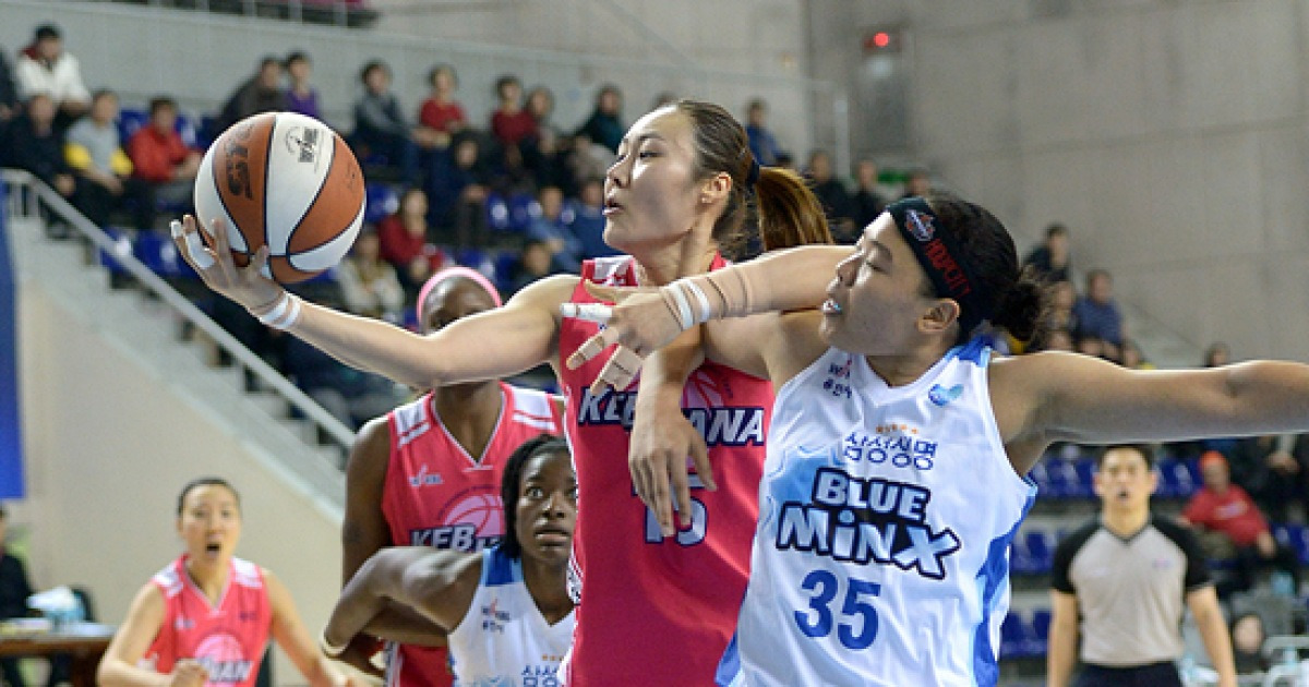 [WKBL] 허윤자, '가볍게 받았어'