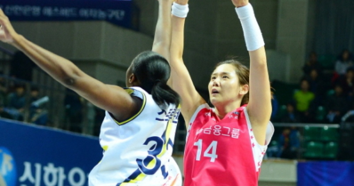 [SW포토] KDB생명 강영숙, 이것이 신혼 파워다