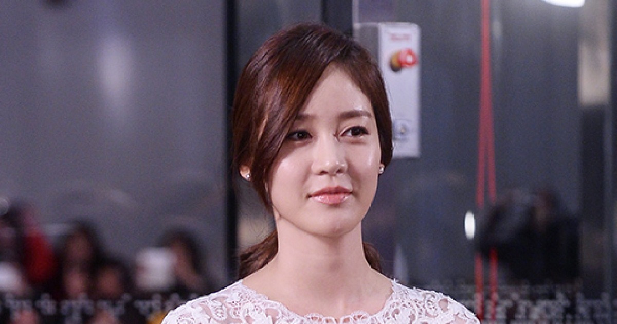 [TD포토] 성유리 '가슴라인 드러낸 화이트 시스루 ~' (SBS 연기대상)