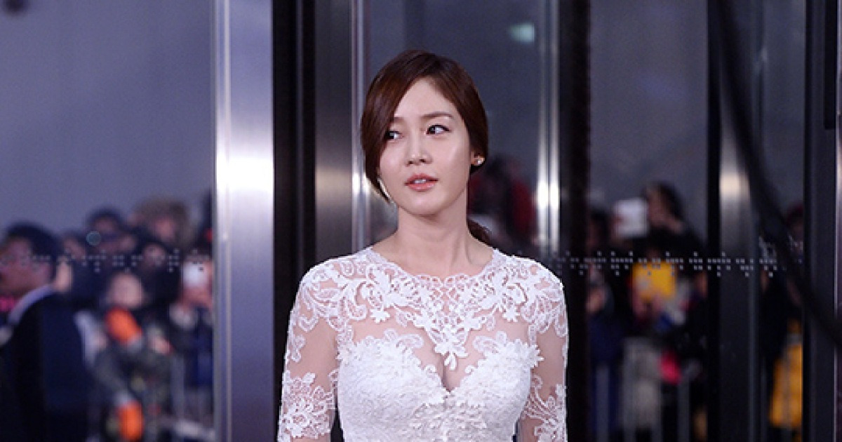 [TD포토] 성유리 '드레스 밟고 아찔한 순간~' (SBS 연기대상)