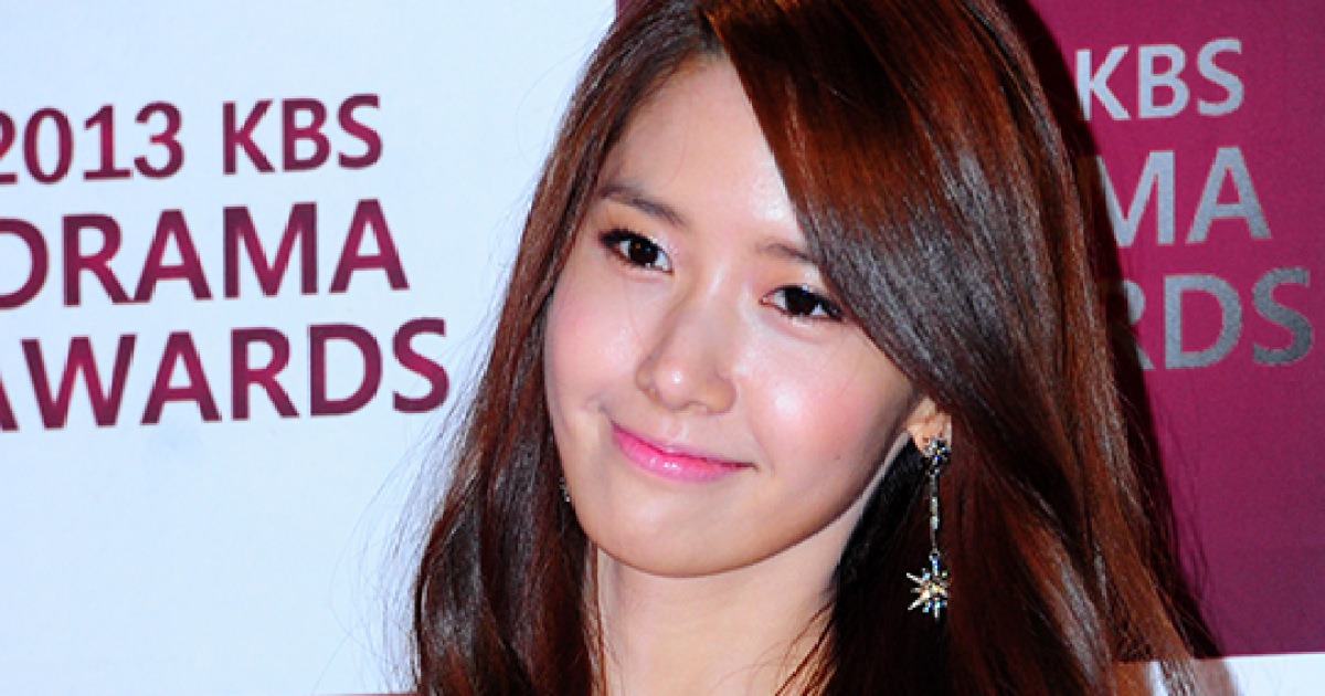 [TD포토] 윤아 '과감한 브이라인 돋보이는 손인사' (KBS 연기대상)