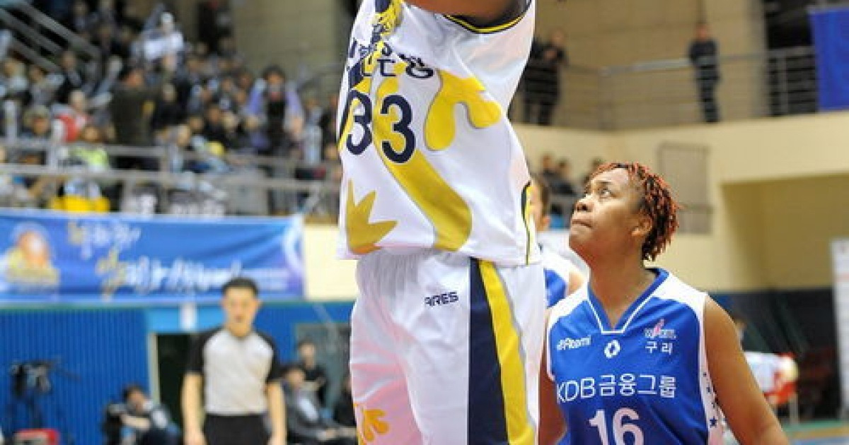 '스트릭렌 33점' 신한은행, 연장혈투서 KDB생명 격파