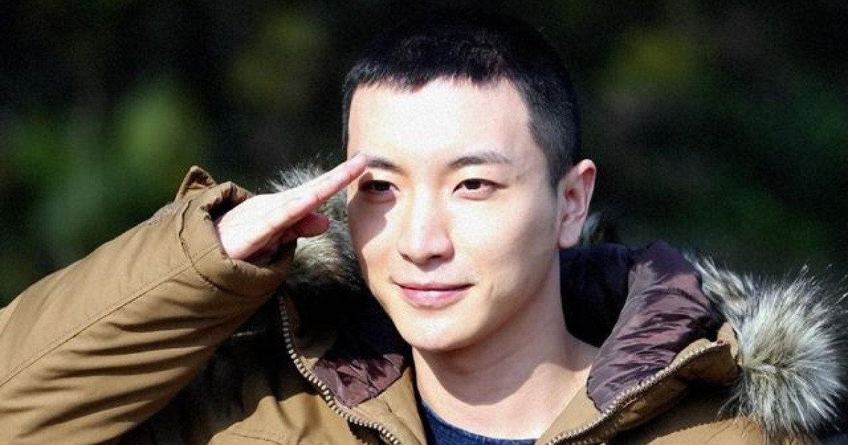 이특 복귀..부친상·조부모상을 치르고 무거운 발걸음