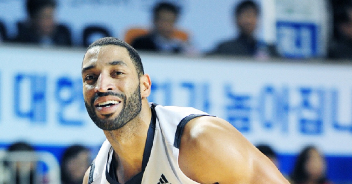 '클라크 29점 폭발' KT, KCC 꺾고 3연승 질주..20승 도달