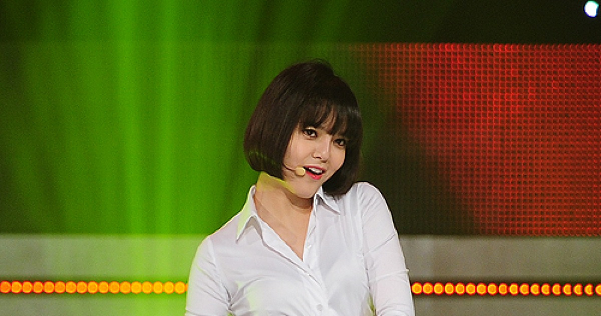 AOA 지민 '치마 올리고 섹시 각선미 자랑' [MBN포토]