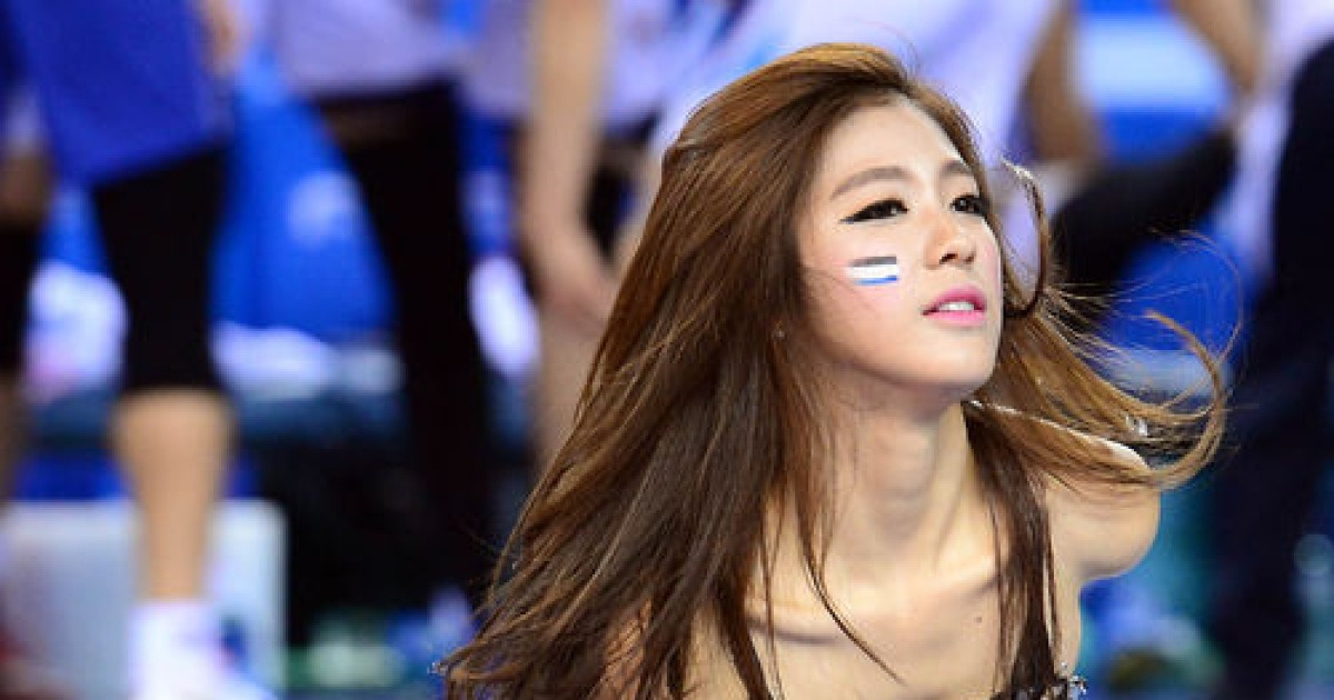 [사진]치어리더 김연정,'아찔하게 가슴 쭉 빼고'