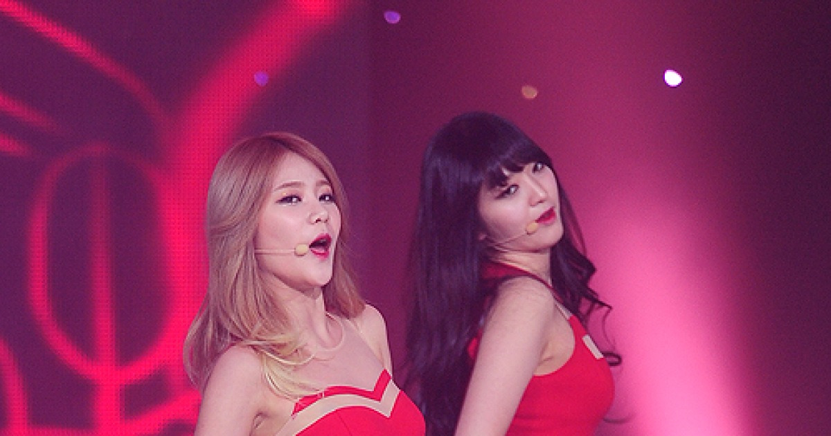 AOA 유나 '아찔한 치마지퍼 올리기' [MBN포토]