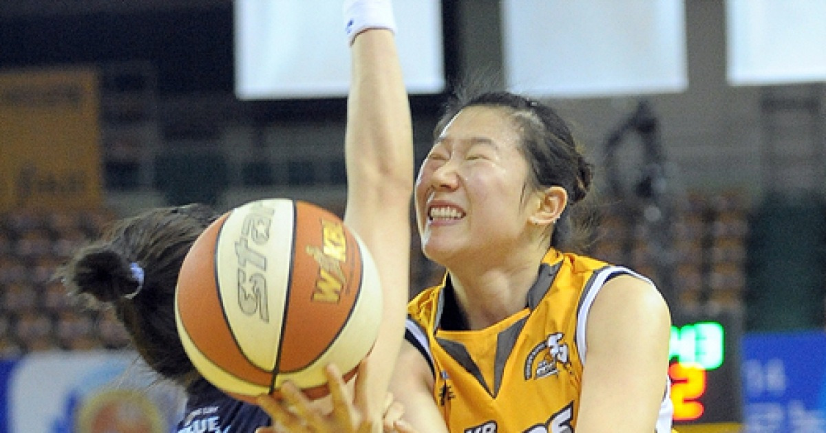 [WKBL] 강아정, '그렇게 막다가 다쳐'