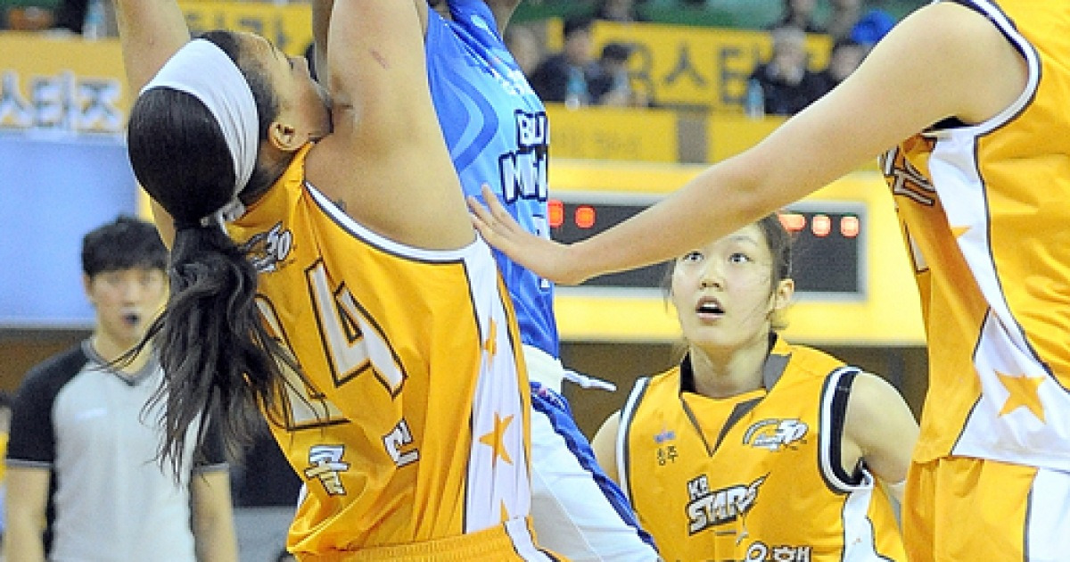 [WKBL] 샤데, '슛 찬스를 만들어주는 패스야'