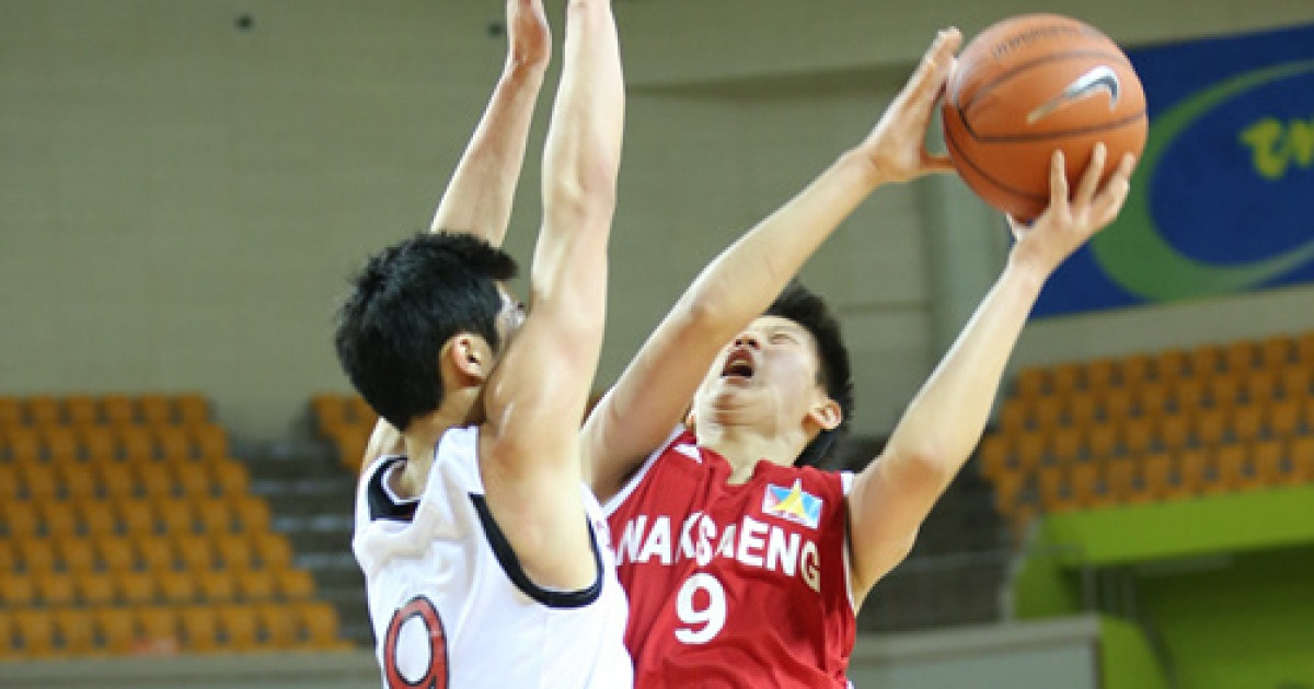 [KBL총재배] 치열한 몸싸움과 공중전을 펼치는 선수들