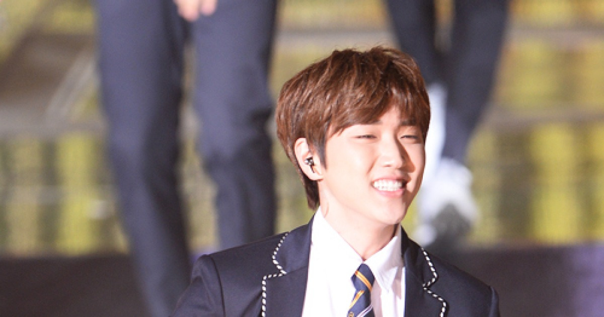 [포토엔]B1A4 산들 '무대에서 빛나는 환한미소