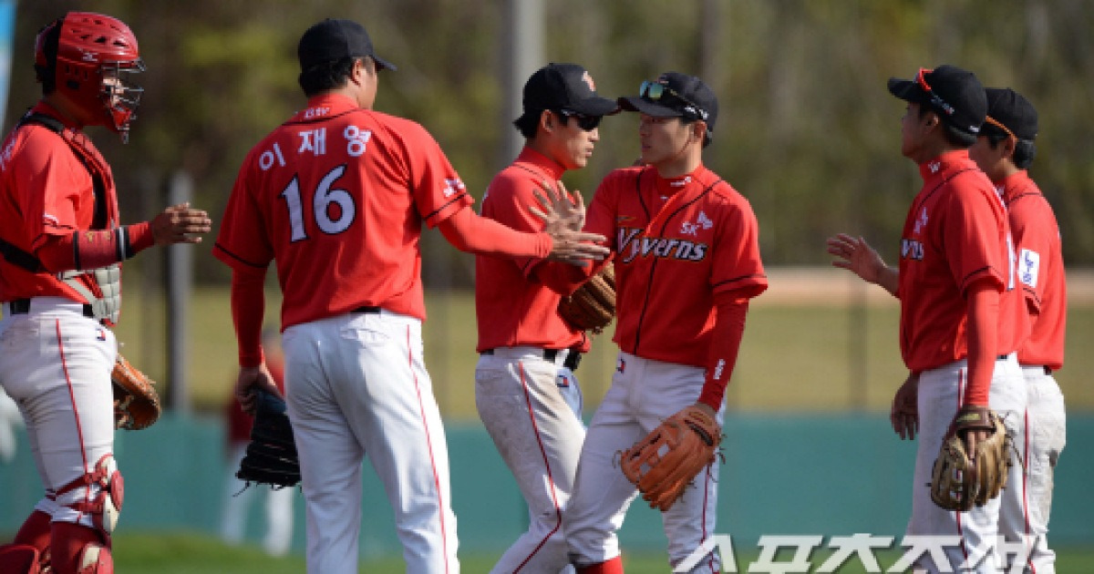 [포토] SK, 'KIA와의 연습경기 짜릿한 역전승'