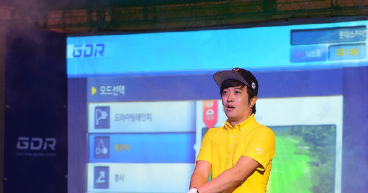 [사진]정명훈,'일일 골프존 GDR 체험 나서요~'