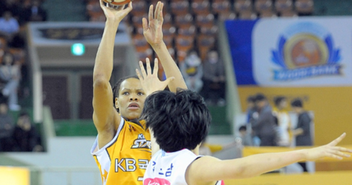 '커리 26점' KB, KDB생명 제압..KDB생명 PO행 좌절